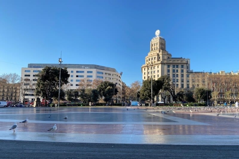 Plaça Catalunya : la plus grande place du centre-ville de Barcelone ...